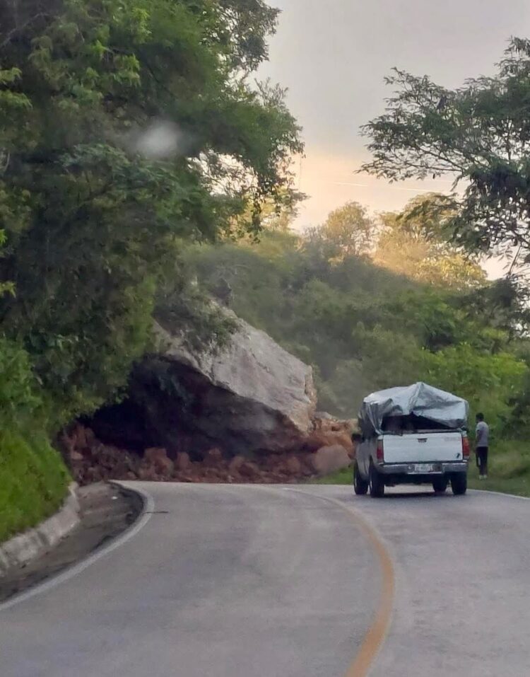 Por derrumbe en la carretera Ixtapan–Coatepec Harinas reportan cinco heridos - Amexi